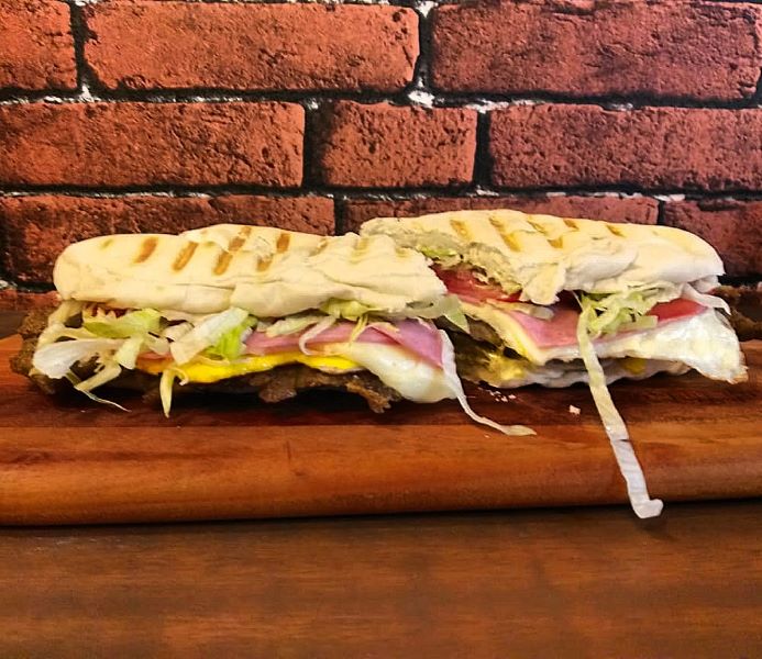 Sándwich de milanesa tucumano, al mejor estilo argentino