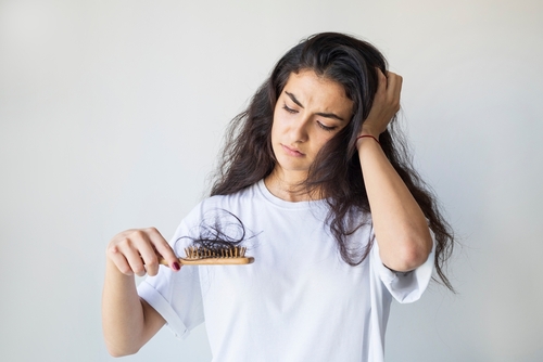 Los alimentos tóxicos y vacíos provocan el deterioro y la caída del cabello