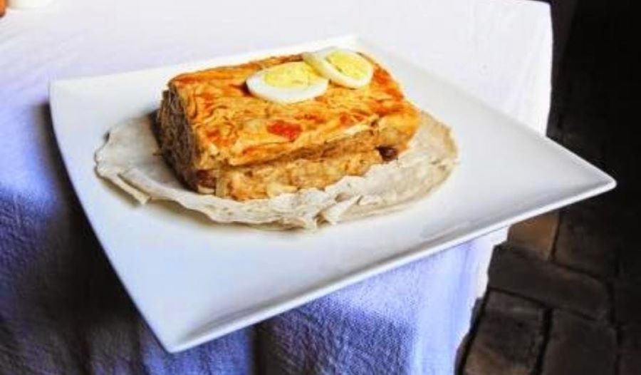 Del oriente para Bolivia, un pastel de gallina con hojas de trigo